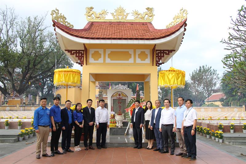 Học viện Chính trị khu vực III tổ chức lễ dâng hương tưởng niệm, tri ân ...