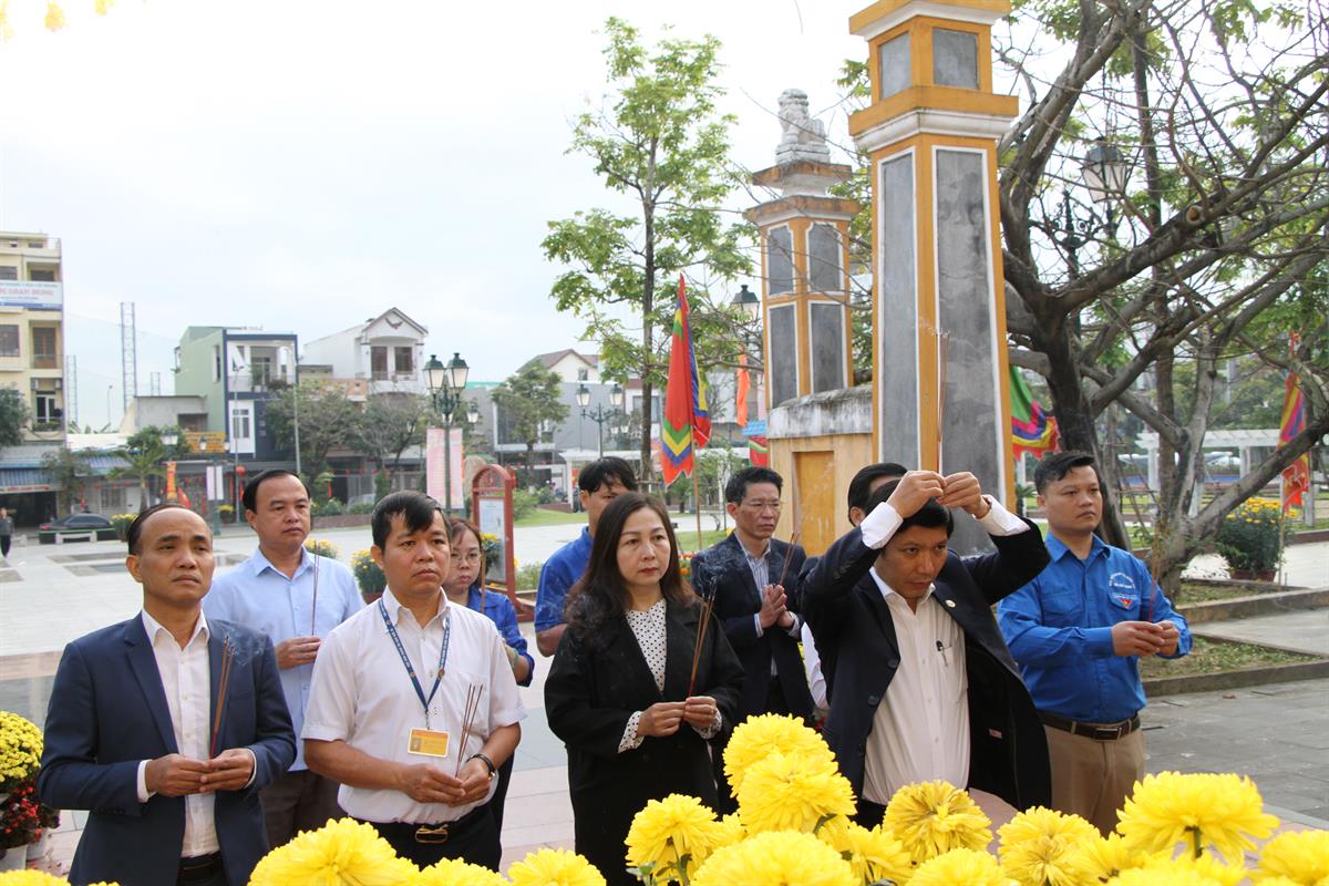 Học viện Chính trị khu vực III tổ chức lễ dâng hương tưởng niệm, tri ân ...